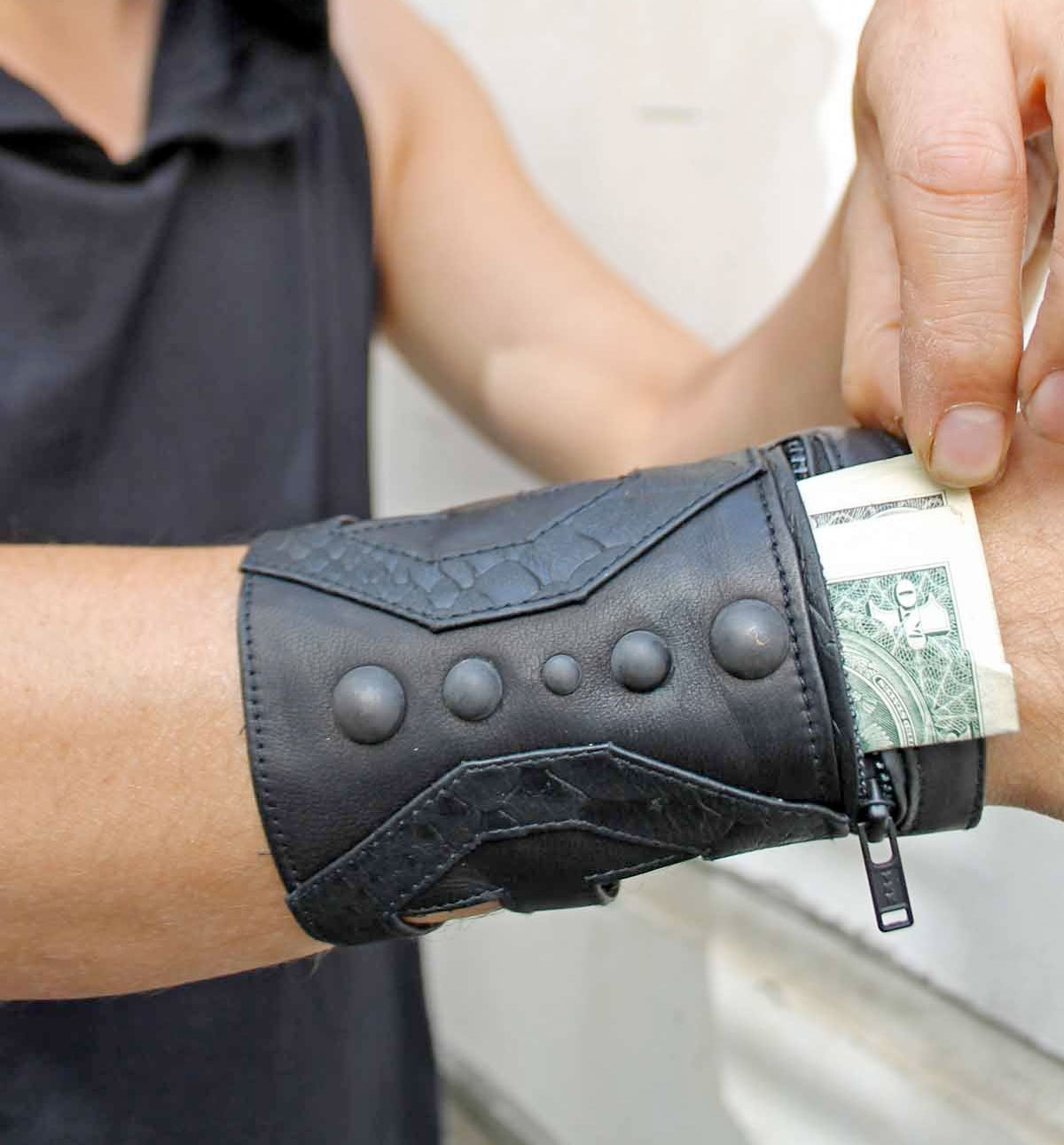 5 & D Arrow Cuff : Delicious Boutique